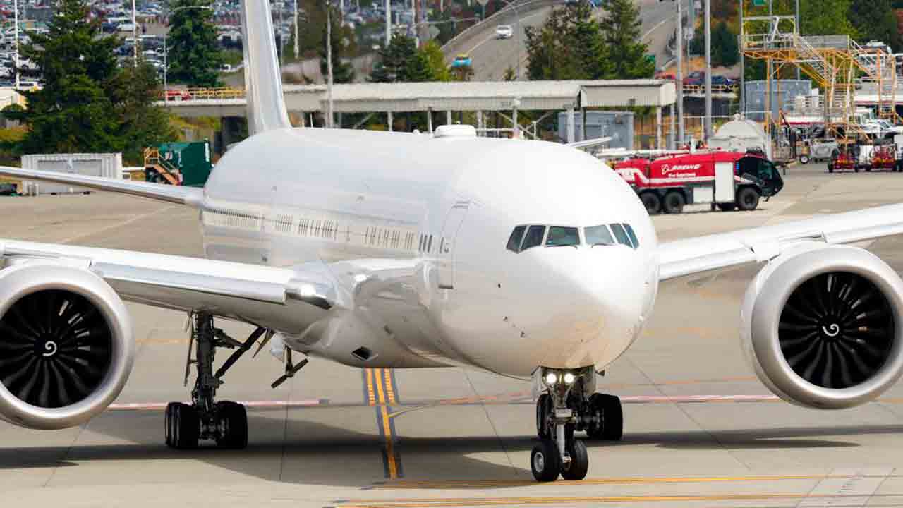 Video: El avión bimotor más grande del mundo entra oficialmente en el programa de pruebas ...