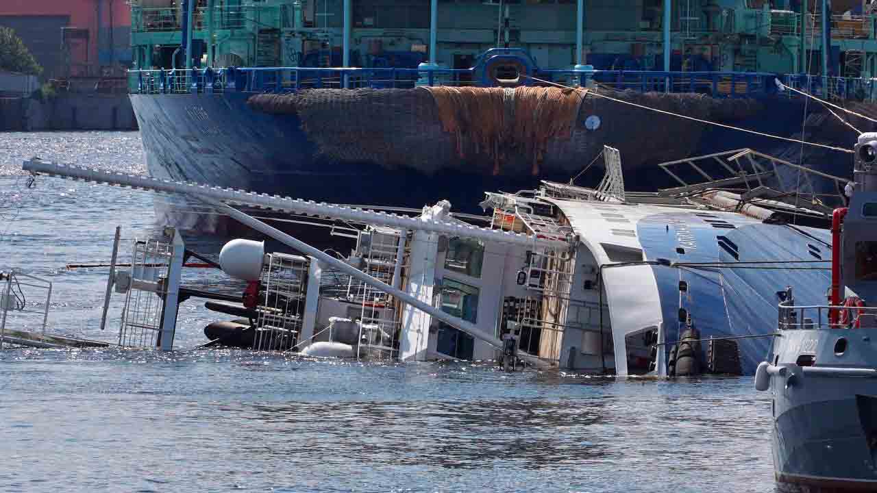 Nuovo rimorchiatore militare russo Kapitan Ushakov affonda a San Pietroburgo - Carro e motos