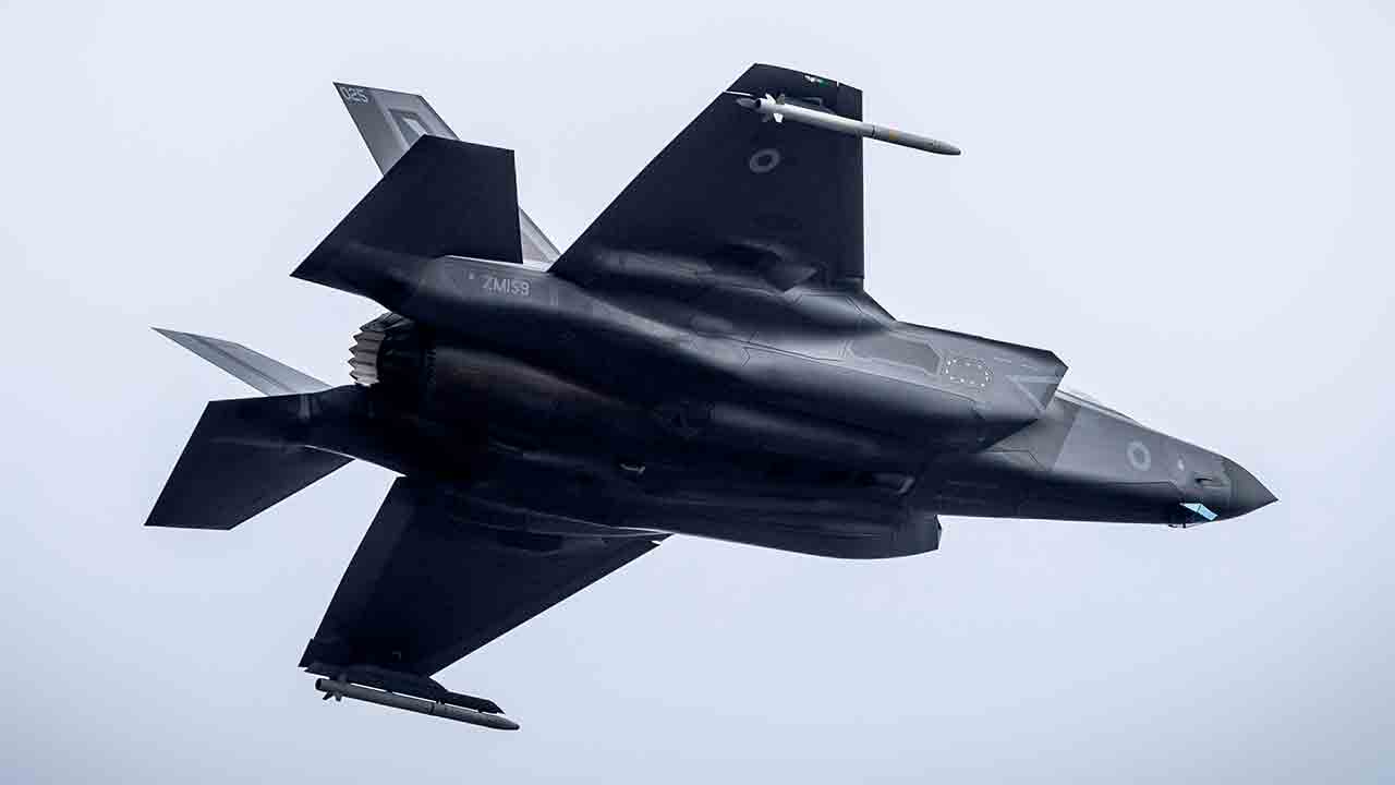 British F-35B Fighter Jet Makes Emergency Landing in Japan - Carro e motos