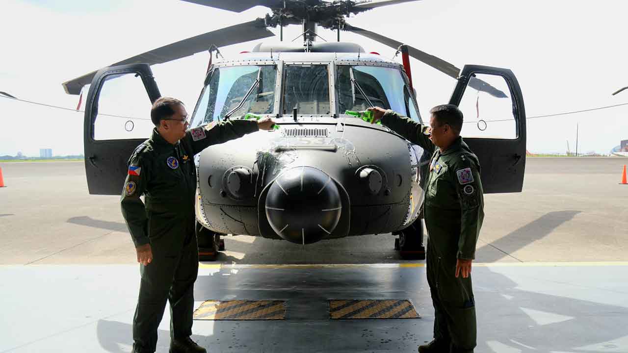 Philippine Air Force receives five new S-70i Black Hawk helicopters ...