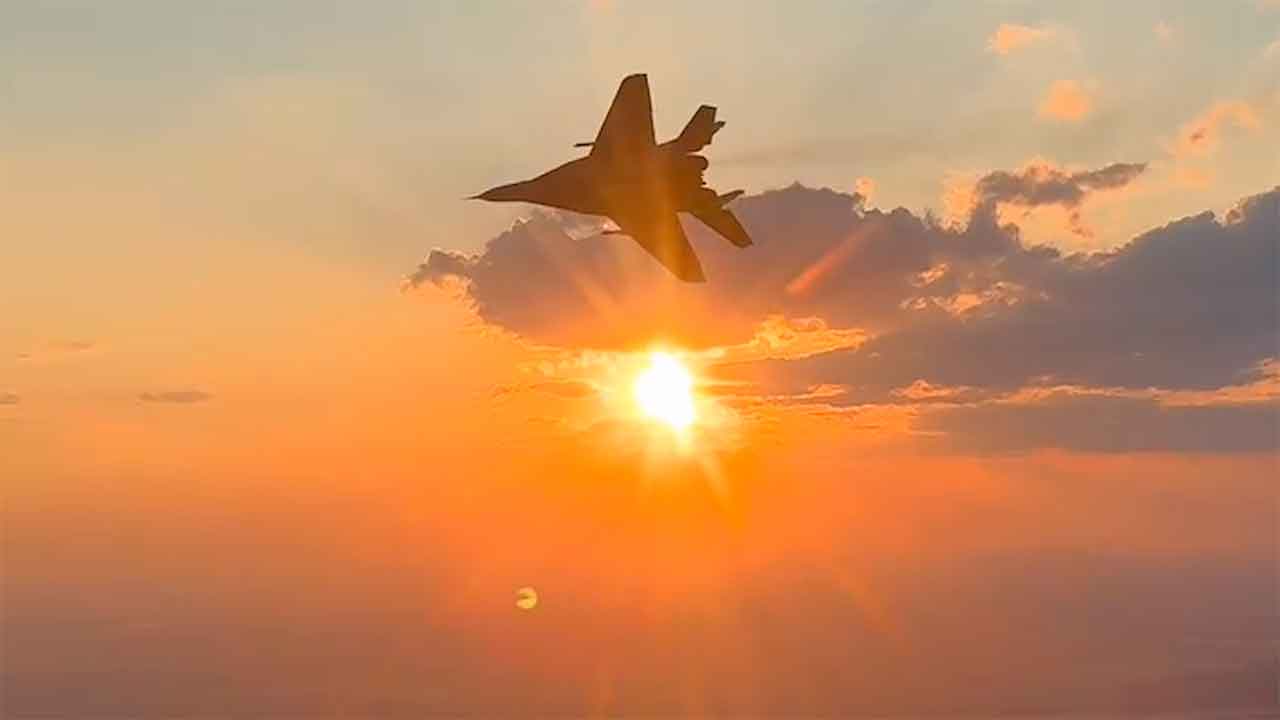 Video: Ukrainian MiG-29 pilot performs acrobatic manoeuvre after combat ...