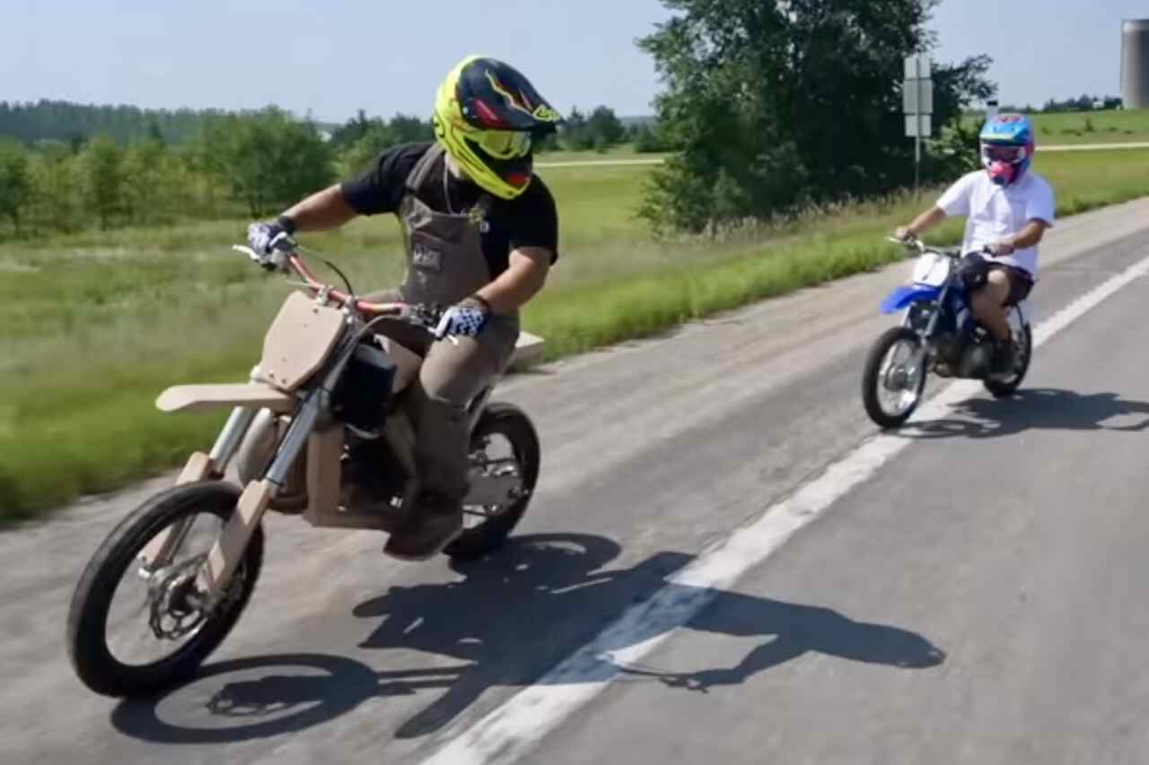 Video: YouTubers build a fully functional wooden motorcycle - Carro e motos