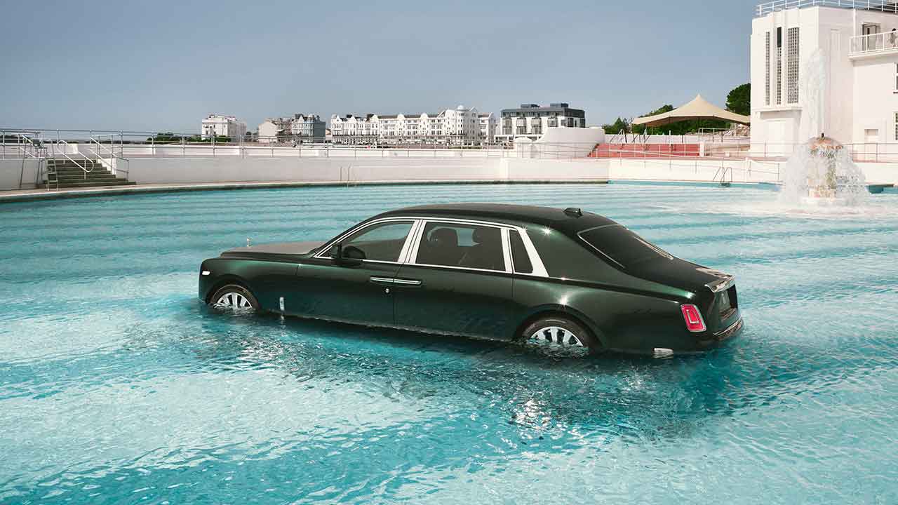 Rolls-Royce laat Phantom van £500.000 in zwembad zakken om 100 jaar van ...