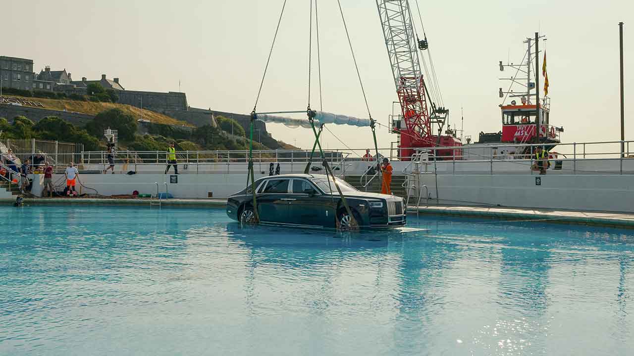 Rolls-Royce versenkt Phantom im Wert von 500.000 £ in einem Pool, um ...