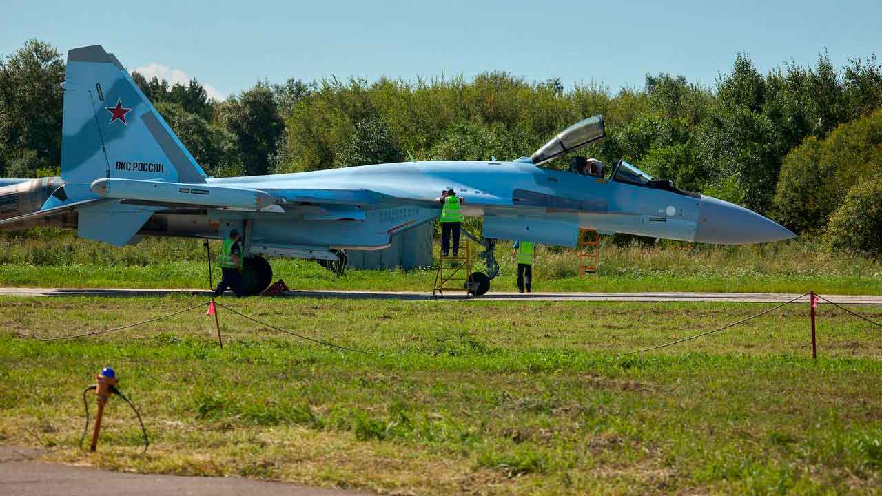 Video: UAC entrega un nuevo lote de cazas Su-35S a la Fuerza Aeroespacial Rusa - Carro e motos
