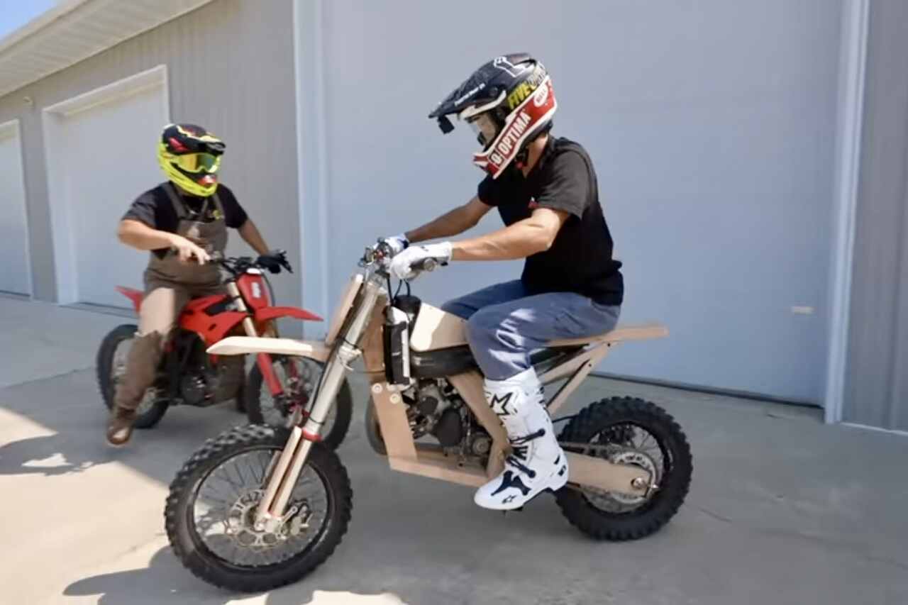 Video: YouTubers build a fully functional wooden motorcycle - Carro e motos