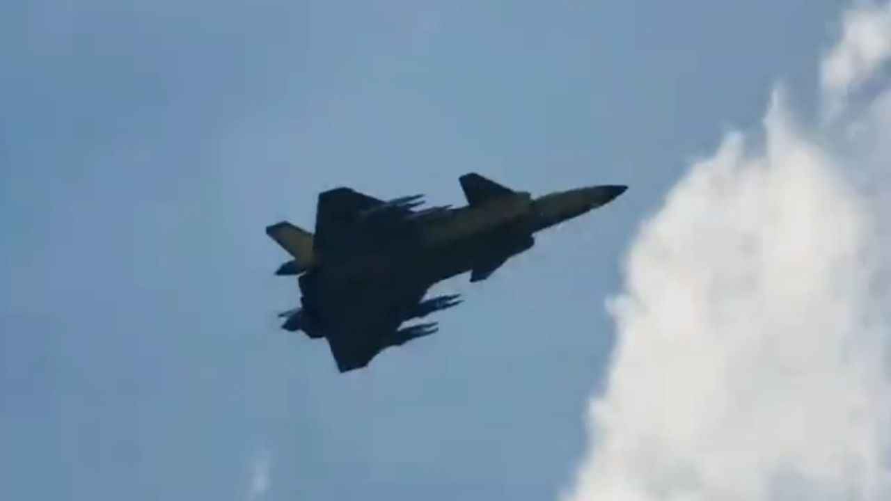 中国のJ-20、"Beast Mode"で8発の長距離空対空ミサイルを搭載して目撃される - Carro e motos
