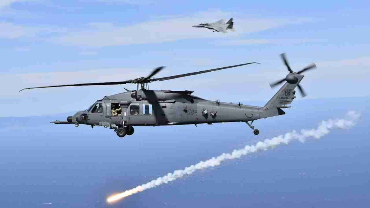 De VS testen de verdediging van HH-60 helikopters tegen de F-15 jager ...