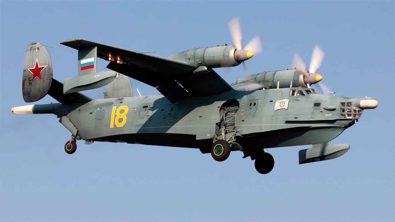 Ukrajina ničí vzácná ruská letadla Be-12 při historickém útoku drony na ...