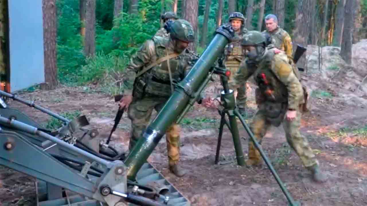 Video: Russians develop 120 mm self-propelled mortar based on the GAZ-66 truck - Carro e motos