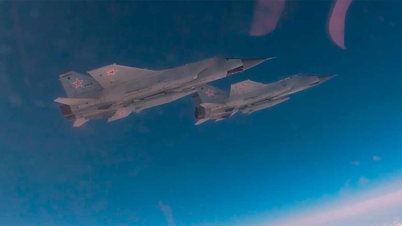 Video: MiG-31K mit Kinzhal über der Barentssee - Carro e motos