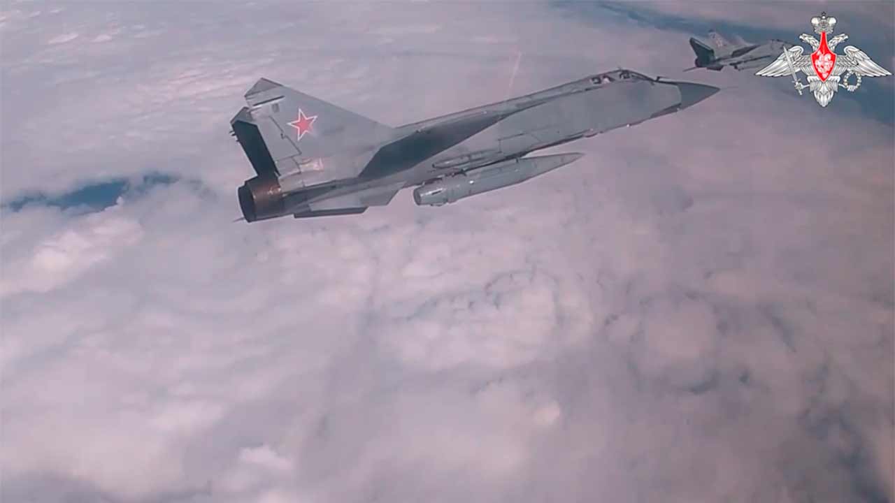 Video: MiG-31K bevæbnet med Kinzhal over Barentshavet - Carro e motos
