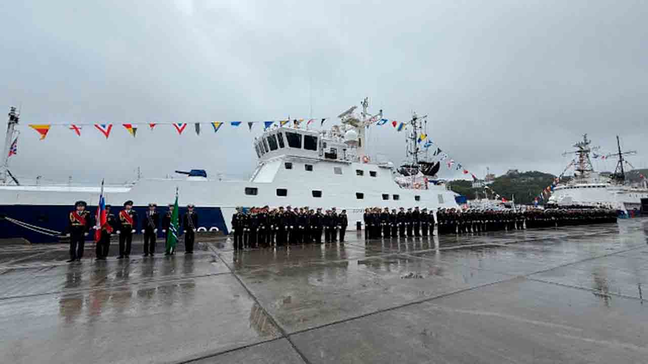 New Russian Patrol Ship “Sakhalin” Arrives in Kamchatka - Carro e motos