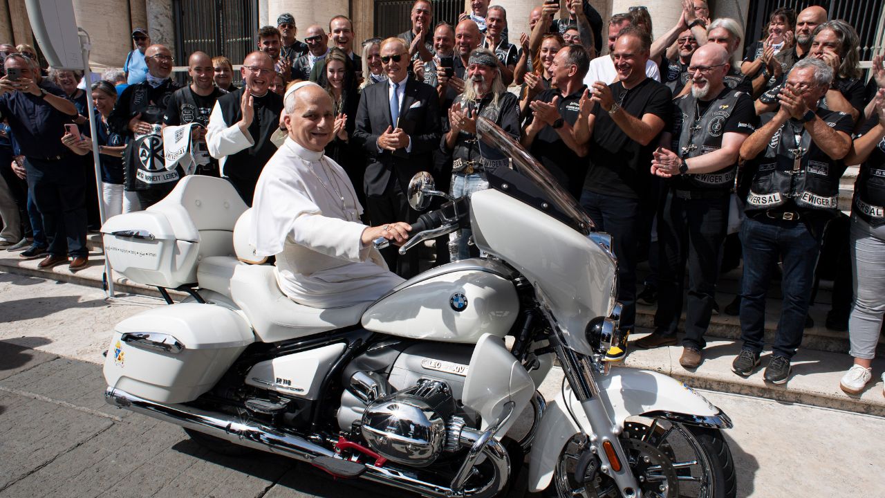 Pave Leo XIV velsigner en BMW R 18 til en velgørenhedsauktion - Carro e ...