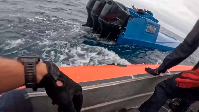 Vídeo mostra Guarda Costeira dos EUA interceptando “narco-submarino” no ...
