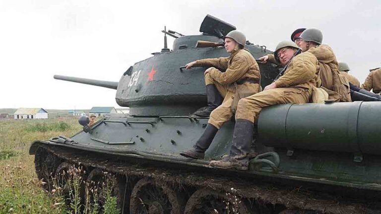 Tank Festival in Russia Revives World War II Machines - Carro e motos