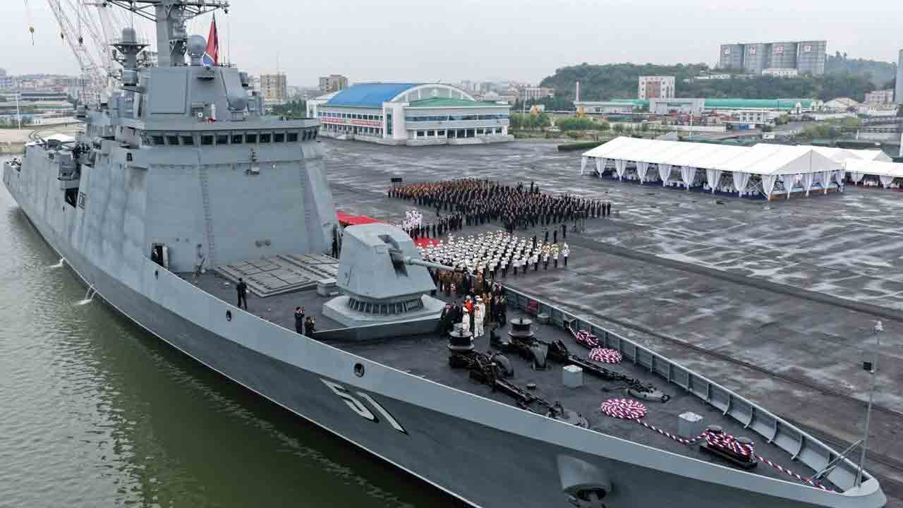 Kim Jong Un dévoile un destroyer de la classe “Choe Hyon” doté d’un ...