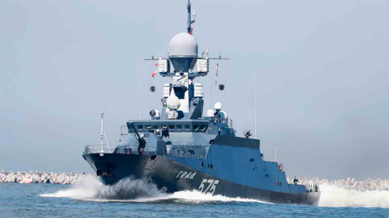 Ukrainische Spezialeinheiten treffen russische Korvette Buyan-M RFS Grad (575) auf dem Onegasee ...