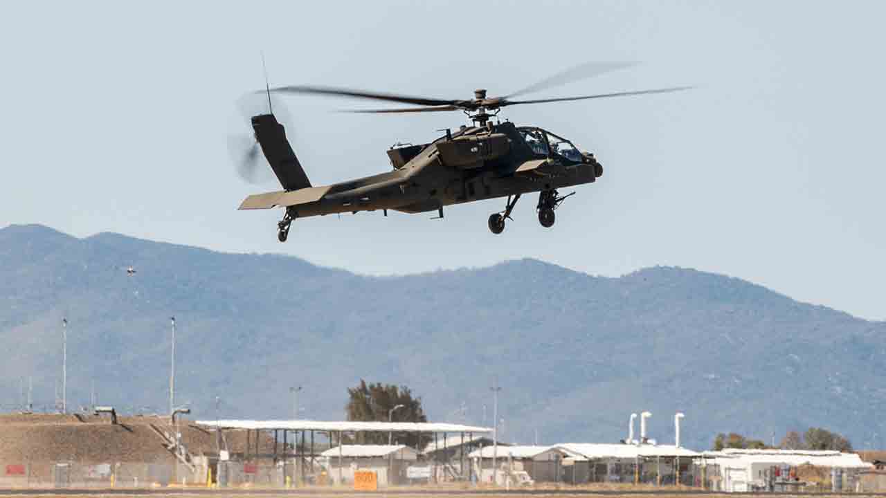 Australia receives first AH-64E Apache attack helicopters in Townsville - Carro e motos