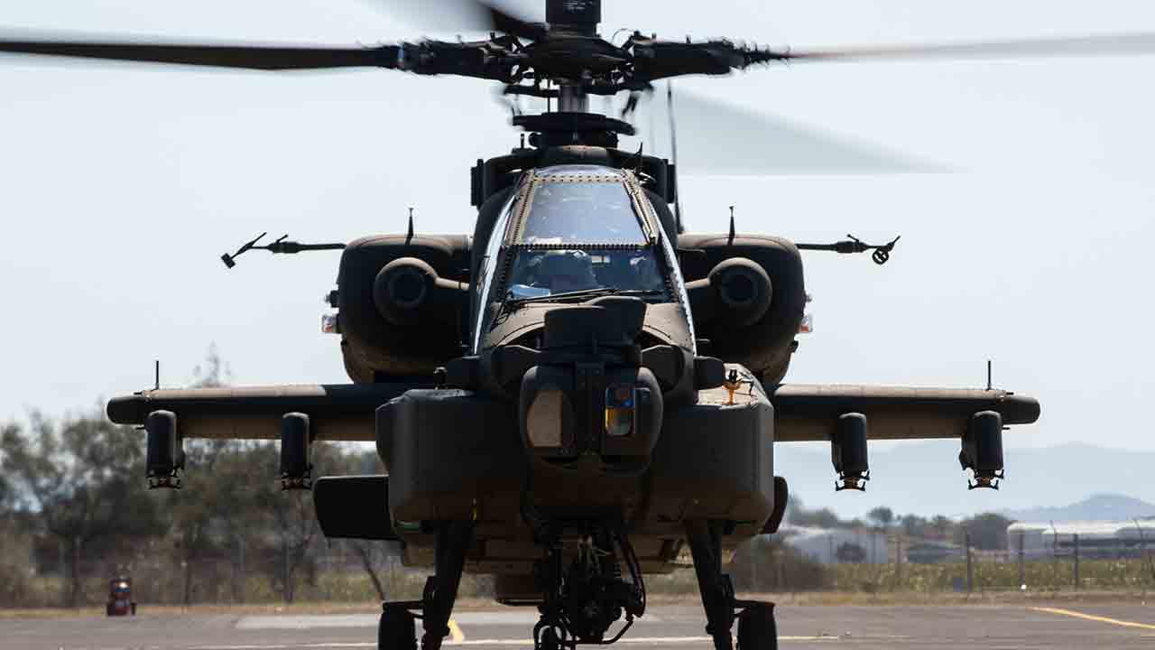 Australia receives first AH-64E Apache attack helicopters in Townsville - Carro e motos