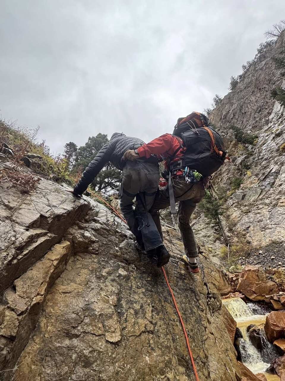 Wunder: Fahrer wird mit leichten Verletzungen gerettet, nachdem er 91 ...