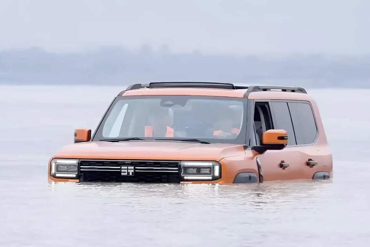 Kína luxus-SUV-ja lett az első autó, amely átkel az ország legnagyobb folyóján - Carro e motos