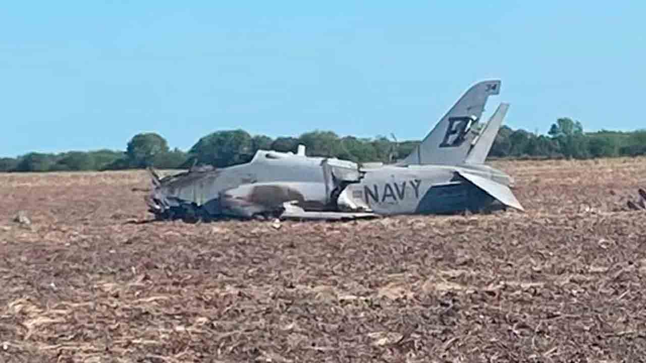 Avião de treinamento da Marinha dos EUA cai no Texas - Carro e motos