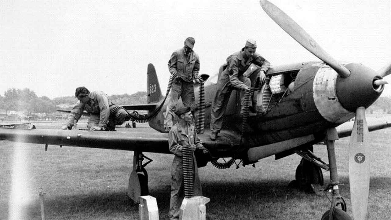 アメリカのP-63「キングコブラ」第二次世界大戦戦闘機、ロシアで引き揚げられモスクワへ輸送 - Carro e motos