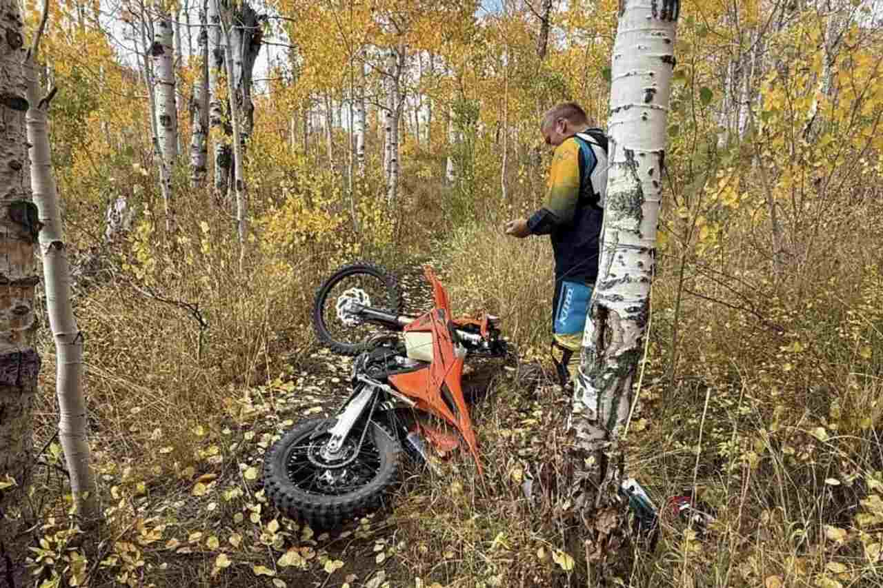 Motorsyklist skadet etter å ha kjørt inn i en felle med stålvai­er på ...