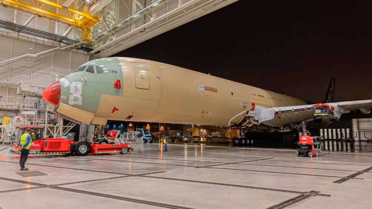 Airbus unveils the first fully assembled A350F - Carro e motos