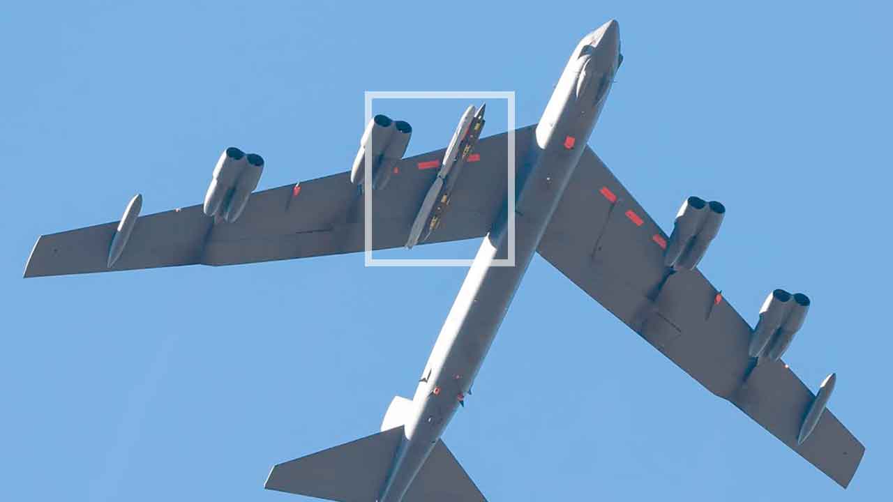 B-52 ses igen med det stealth-nukleare missil AGM-181 under ...