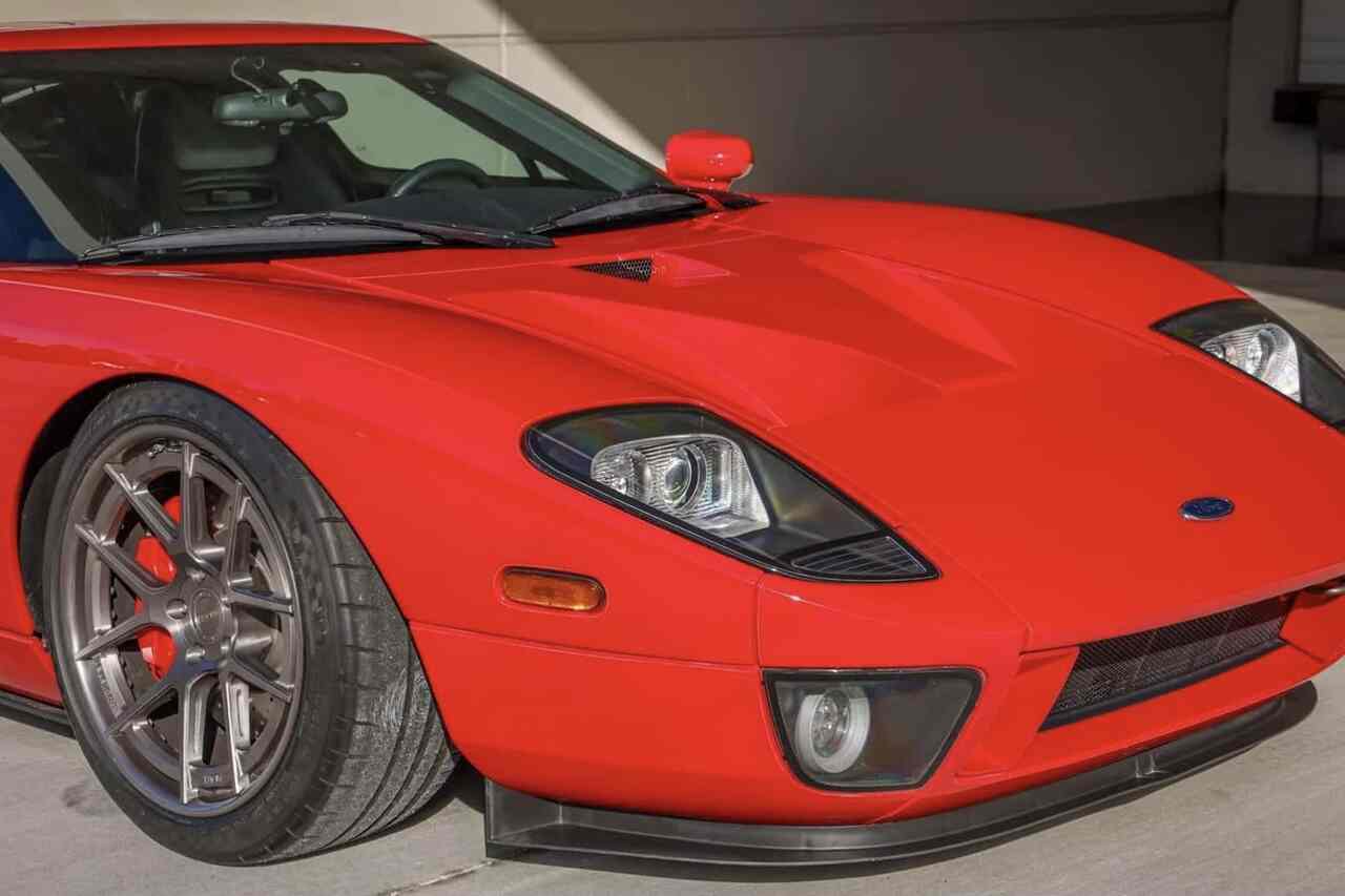 Egy 2005-ös Ford GT, amely a színész Paul Walker tulajdonában volt ...