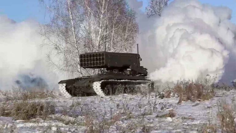 Video: Nieuwe TOS-1A-raketwerpers met antidrone-bescherming geleverd ...