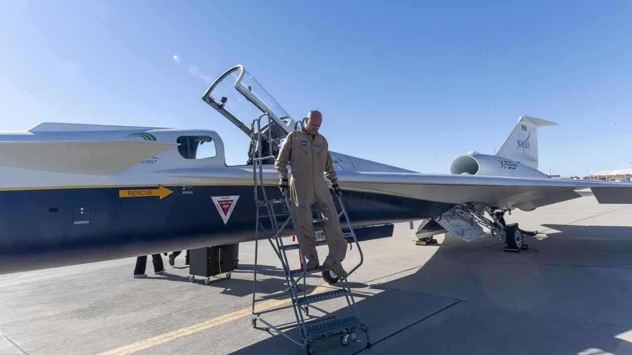 Stille supersonische NASA-jet X-59 voltooit eerste vlucht — bekijk de ...