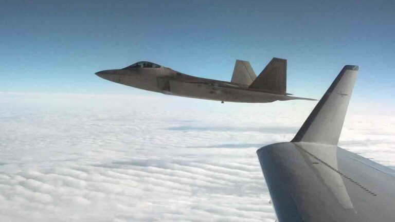 F-35 and F-22 fighters intercept Russian Tu-142 aircraft near North ...