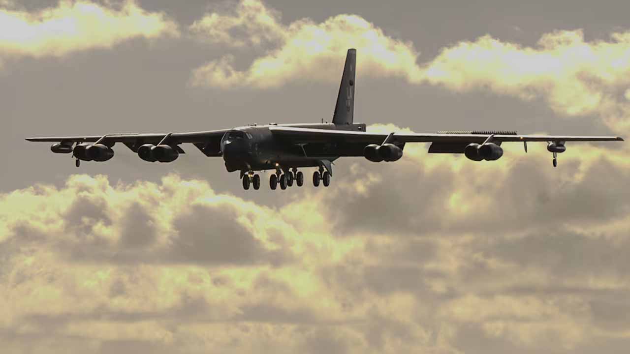 Un bombardier B-52 s’écrase après son décollage de la base aérienne d ...