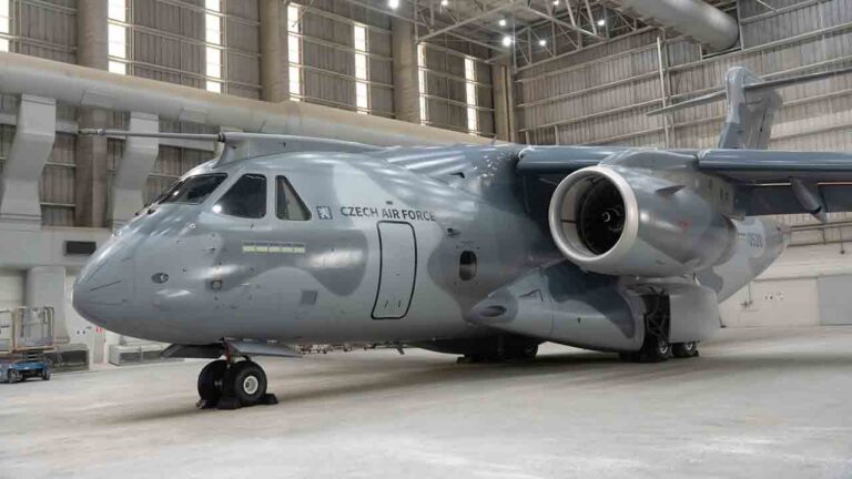Az első cseh C-390 Brazíliában jelent meg egyedi, háromszürke árnyalatú ...