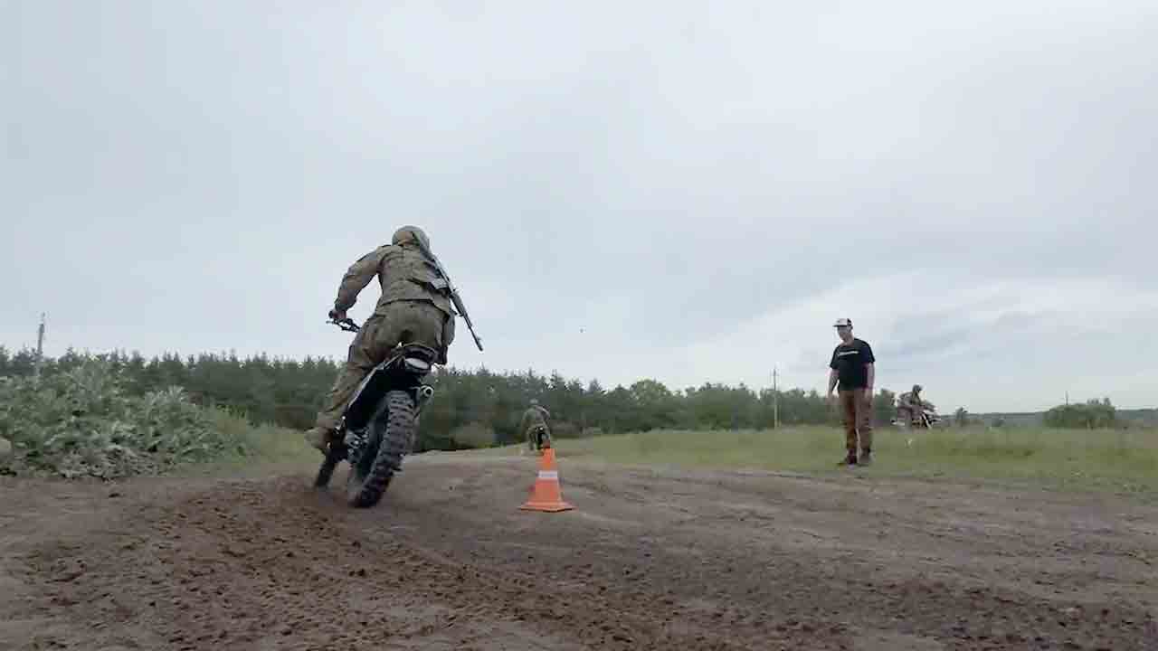 Video: Russian unit trains soldiers in extreme motorcycle riding in the ...