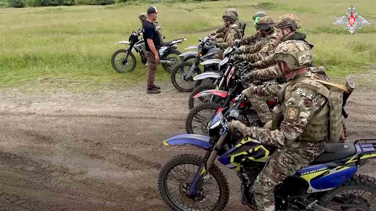Video: Russian unit trains soldiers in extreme motorcycle riding in the ...