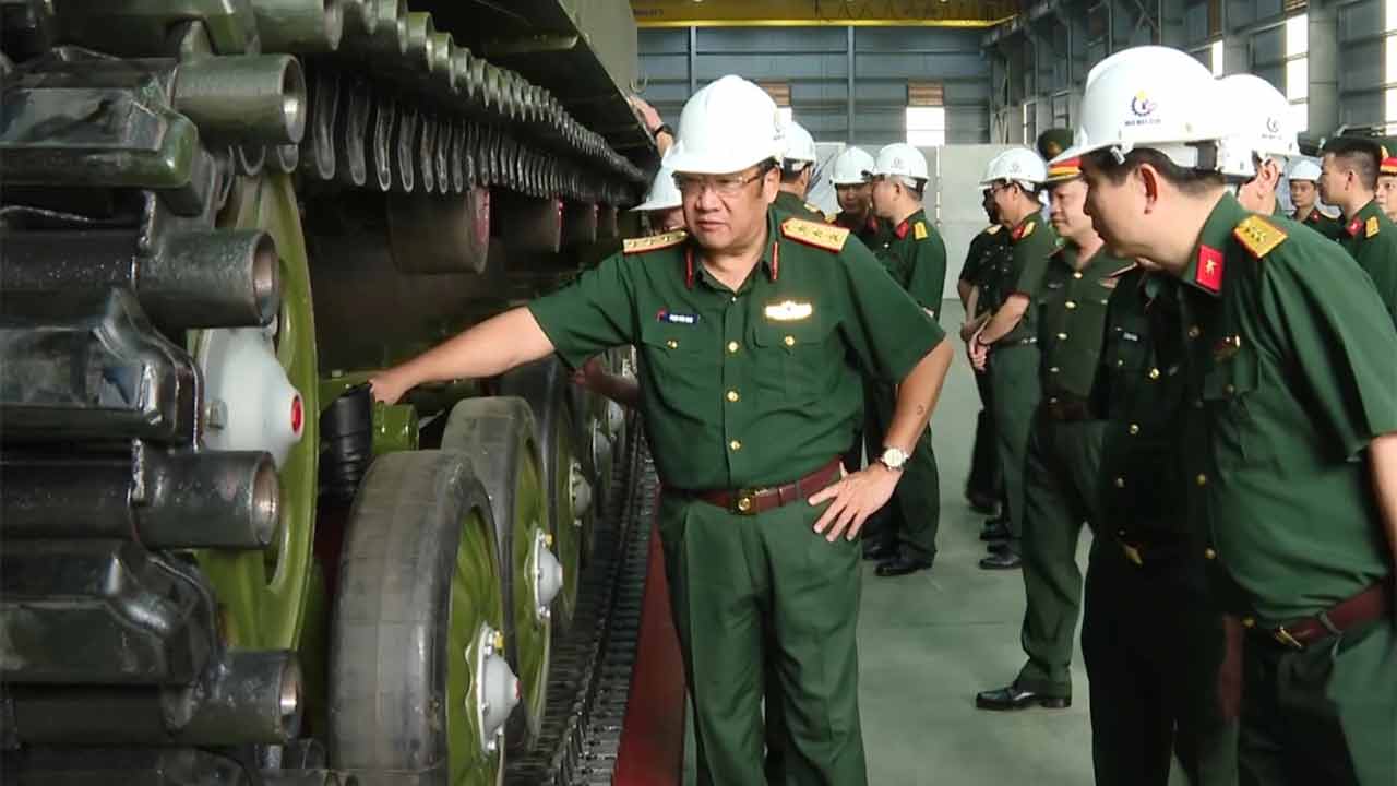 Vietnam unveils T-1, its first domestically developed amphibious tank ...